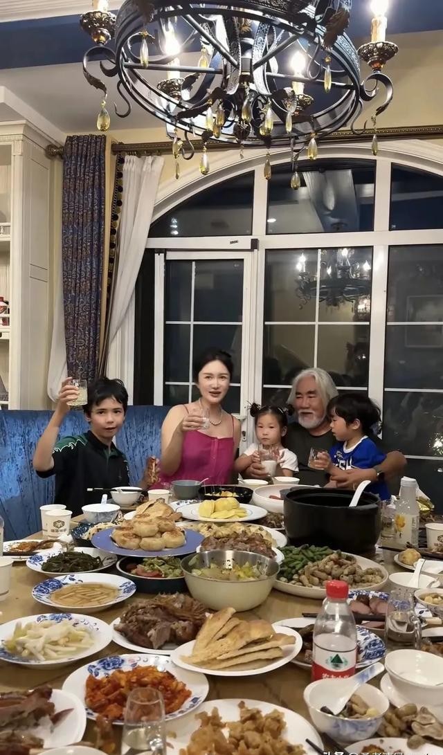 Du Xinglin posted a family photo, with a big belly but still beautiful ...