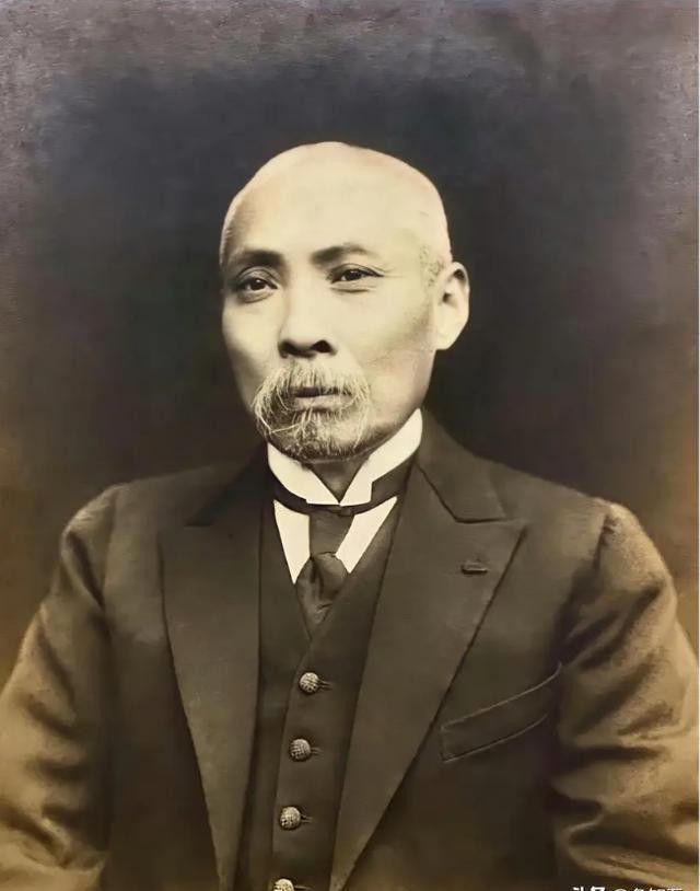 Under the pressure of two strong powers, the government was powerless ...