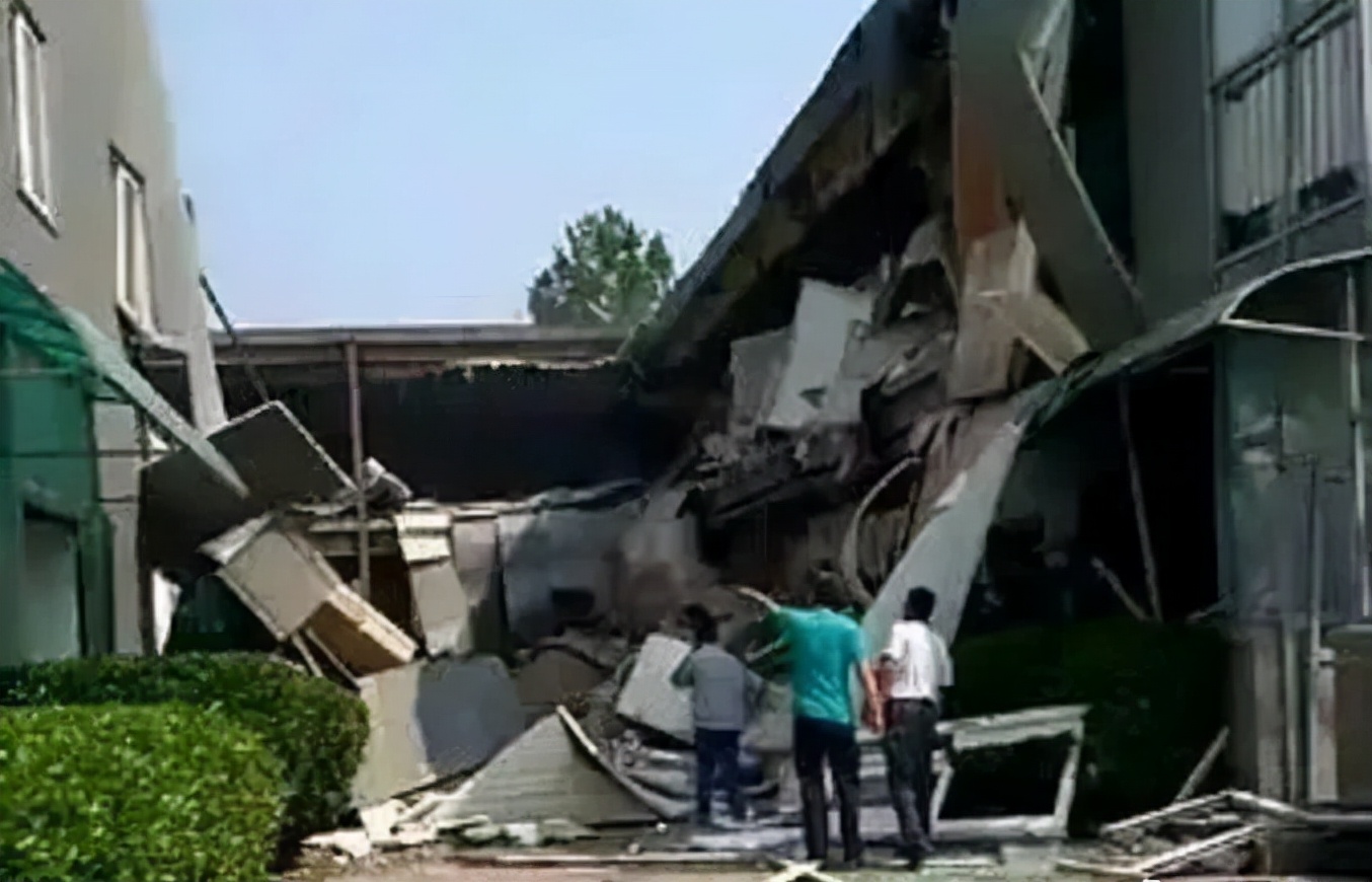 How many volts of static electricity can make a finger spark? - iNEWS