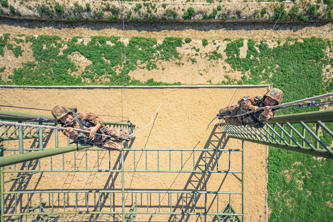 Climbing, rappelling, attacking... Watch the daily training of scouts ...