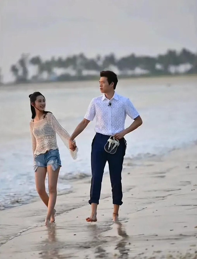 Li Qin's beach photos exposed! Fans are furious, who will protect the ...