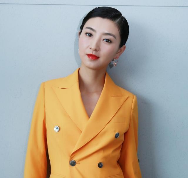 She is Tang Yan's classmate. When she was most popular, she married an ...