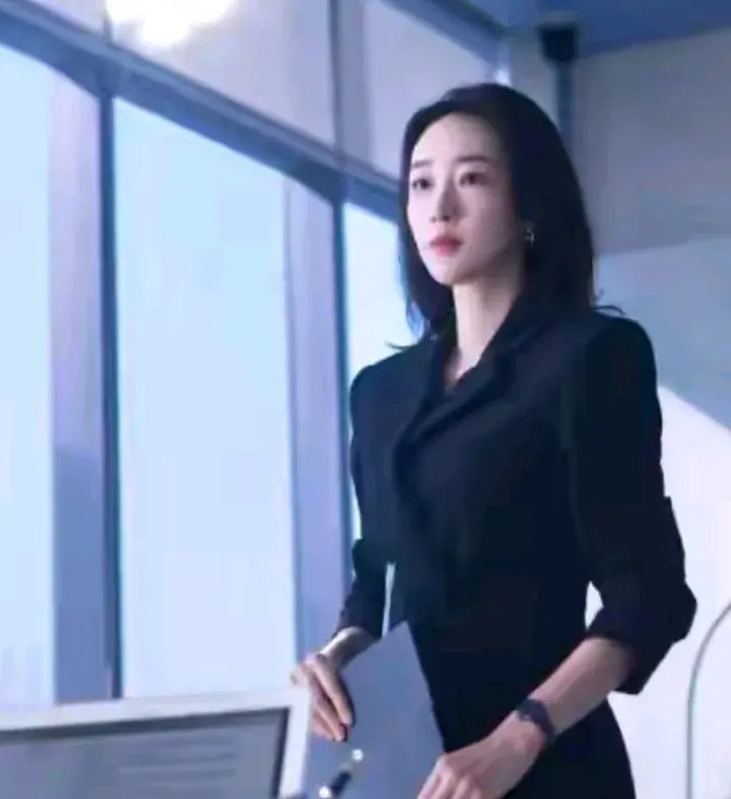 A servant of three surnames becomes an undercover agent. The business war has a surprising ...