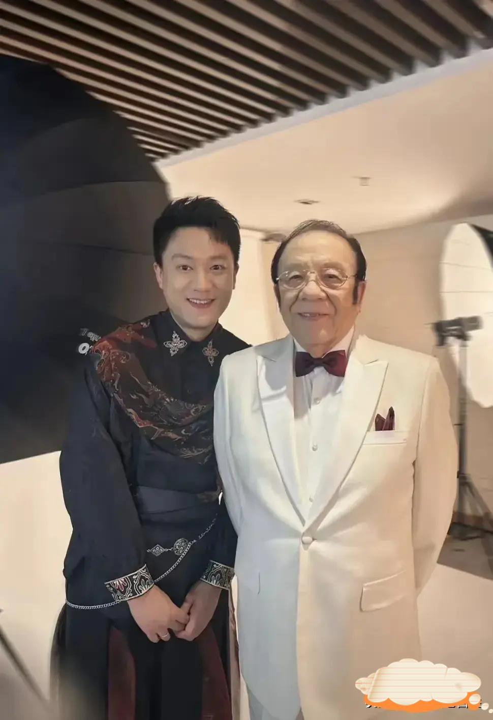 Erbing Lige took photos with various celebrities during his trip to ...