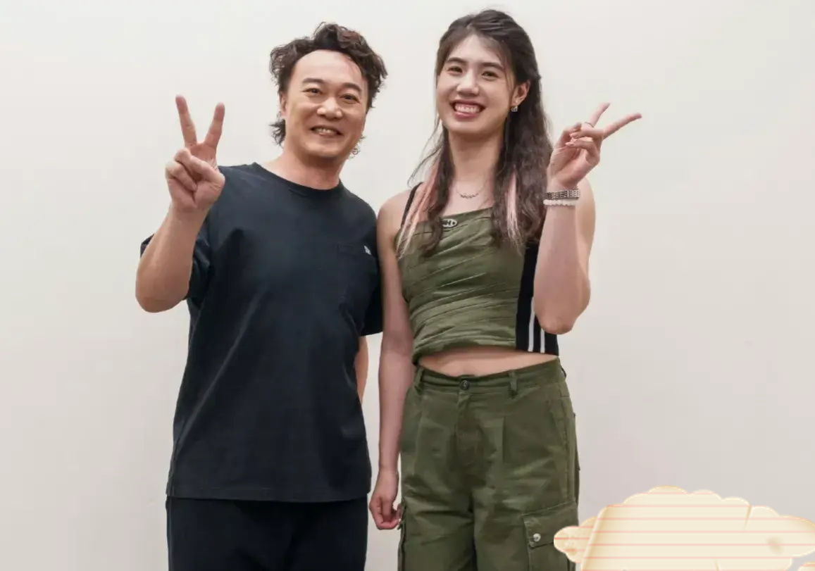 Pan Zhanle and Zhang Yufei watched Eason Chan's concert, took photos ...