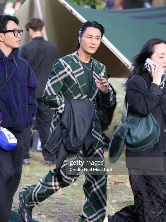 The ageless male god Chen Kun is dazzling on the street with his ...