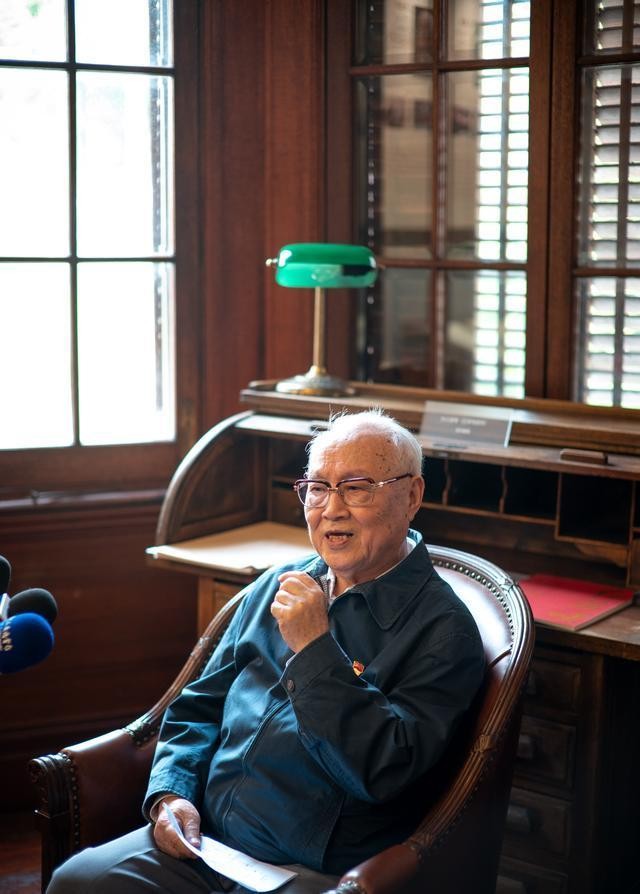 Eight editions of the classic, Lü Qiming's "Ode to the Red Flag ...