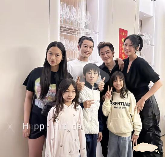 Huang Xiaoming and Ye Ke made a high-profile appearance, and a photo ...