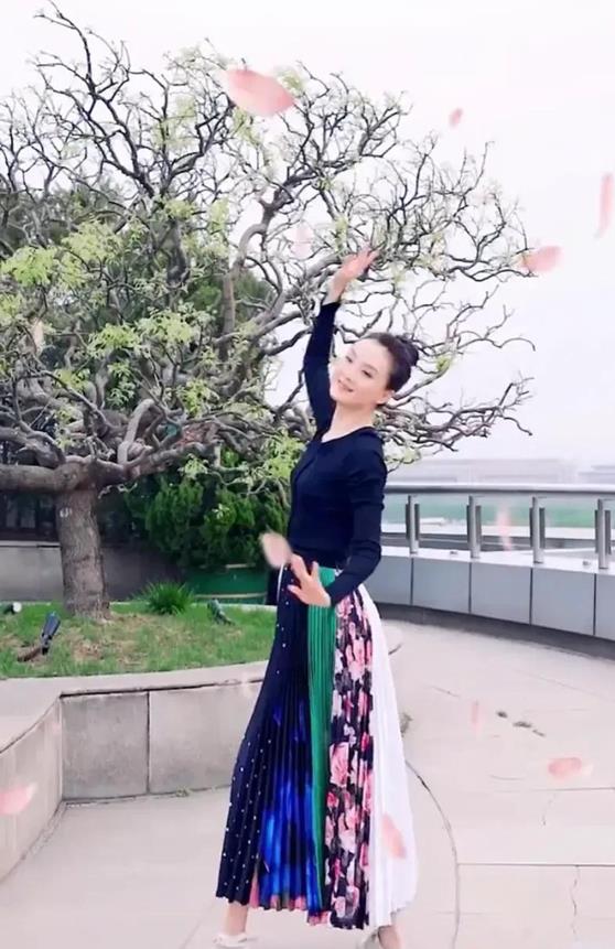 49-year-old Wang Yan dances in the garden of a 200 million mansion ...