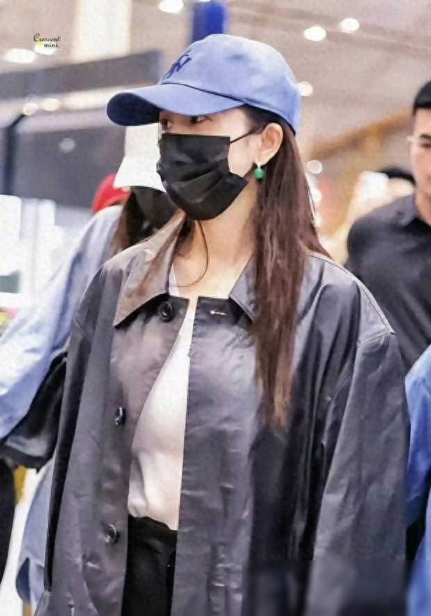 Yang Mi showed up at the airport and headed to Cannes to attend the ...
