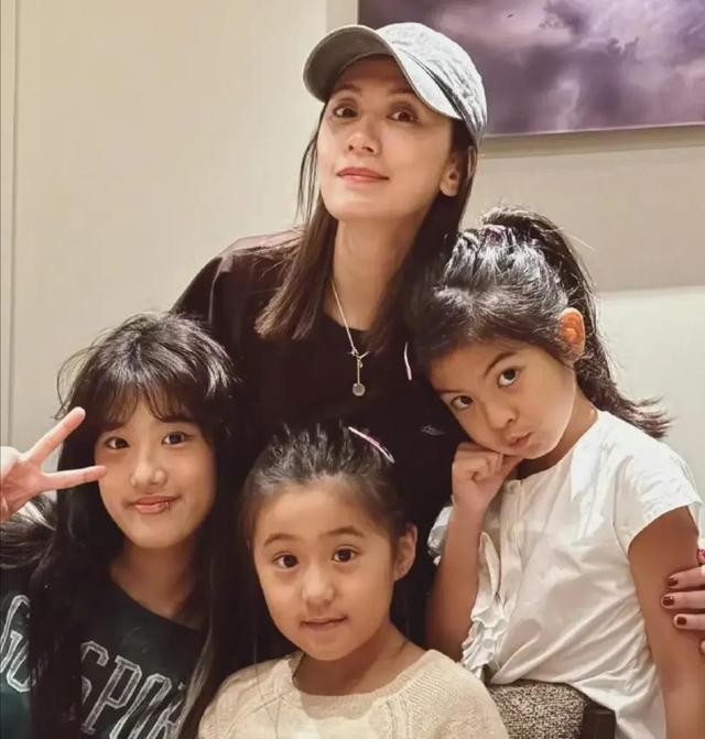Jia Jingwen shared a family photo with her three daughters. The 7-year ...