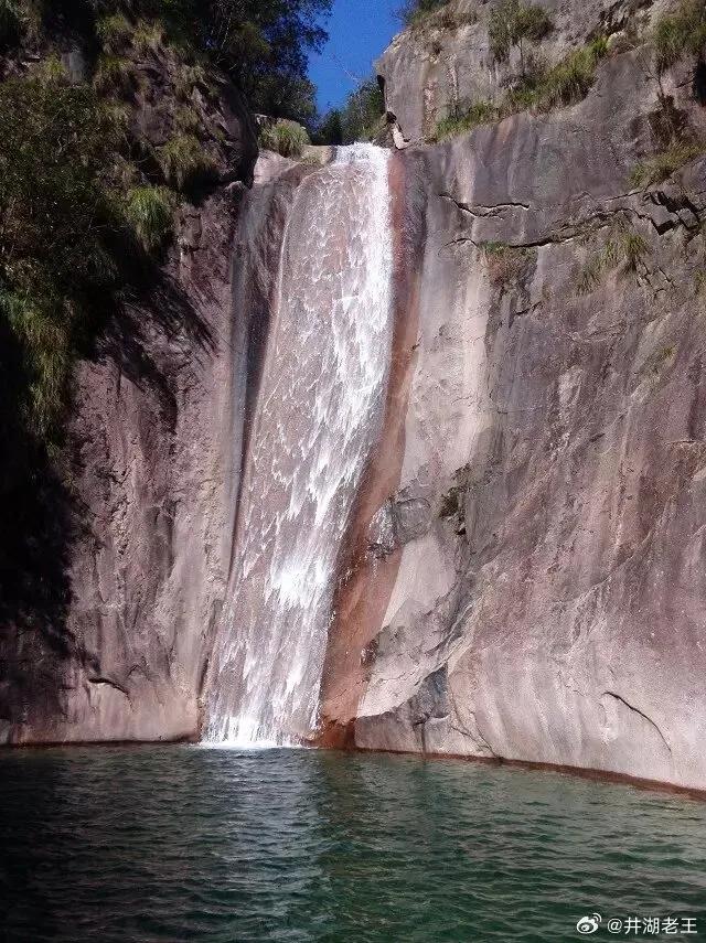 Jiuhua Grand Canyon, the water flowing freely in that valley - iMedia