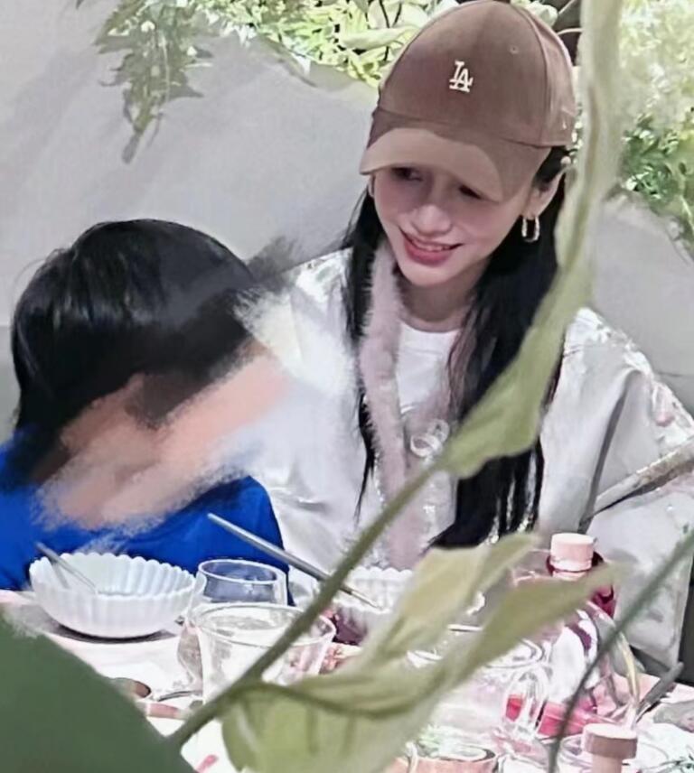 Angelababy's mother-son dinner party appearance was exposed. She wore ...