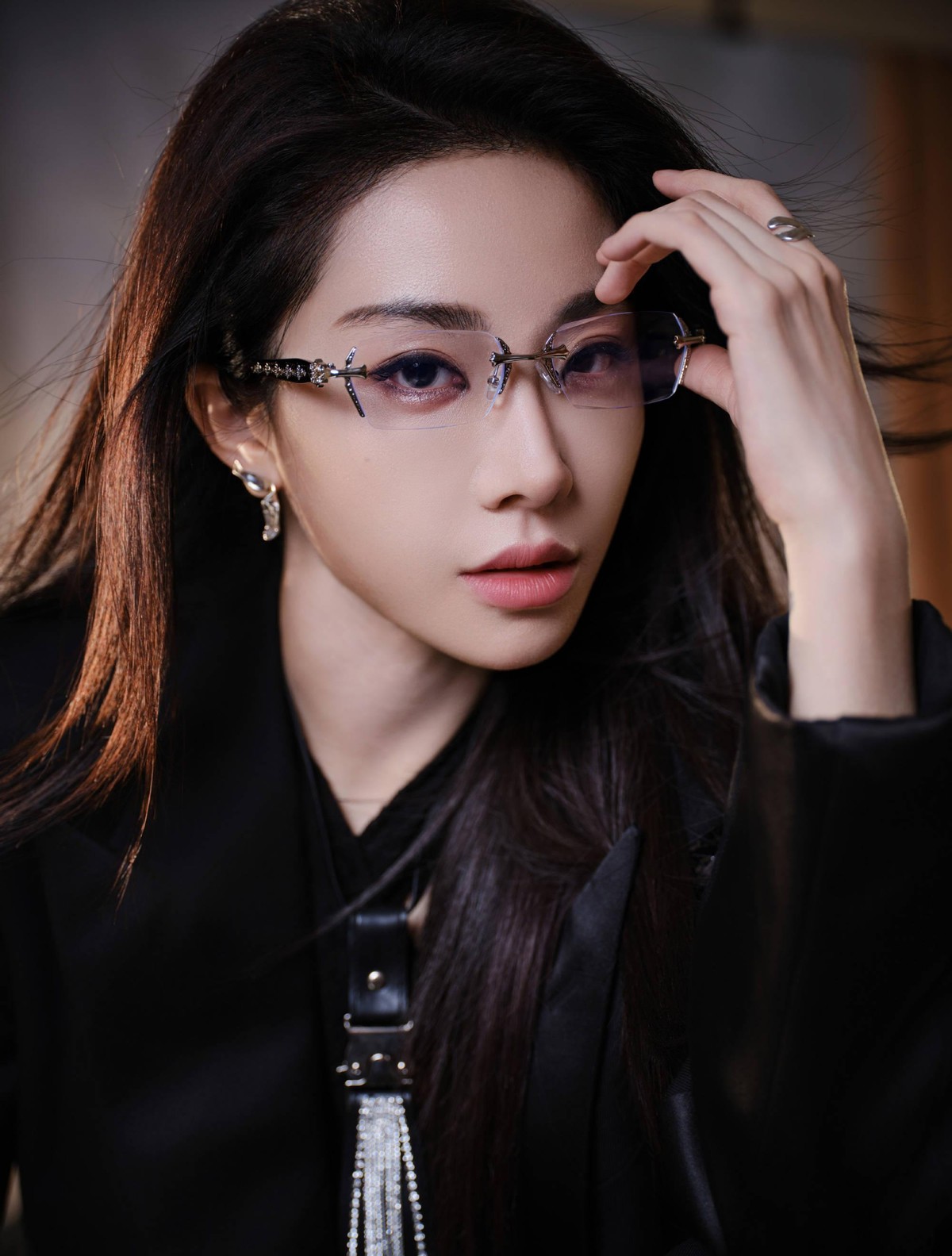 Yu Yan looks cool in a suit and glasses, holding the steering wheel with one hand, full of ...