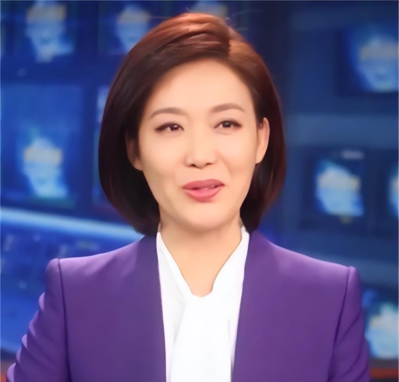 A recent photo of CCTV host Zheng Li. She looks outstanding, dignified and beautiful, and has ...