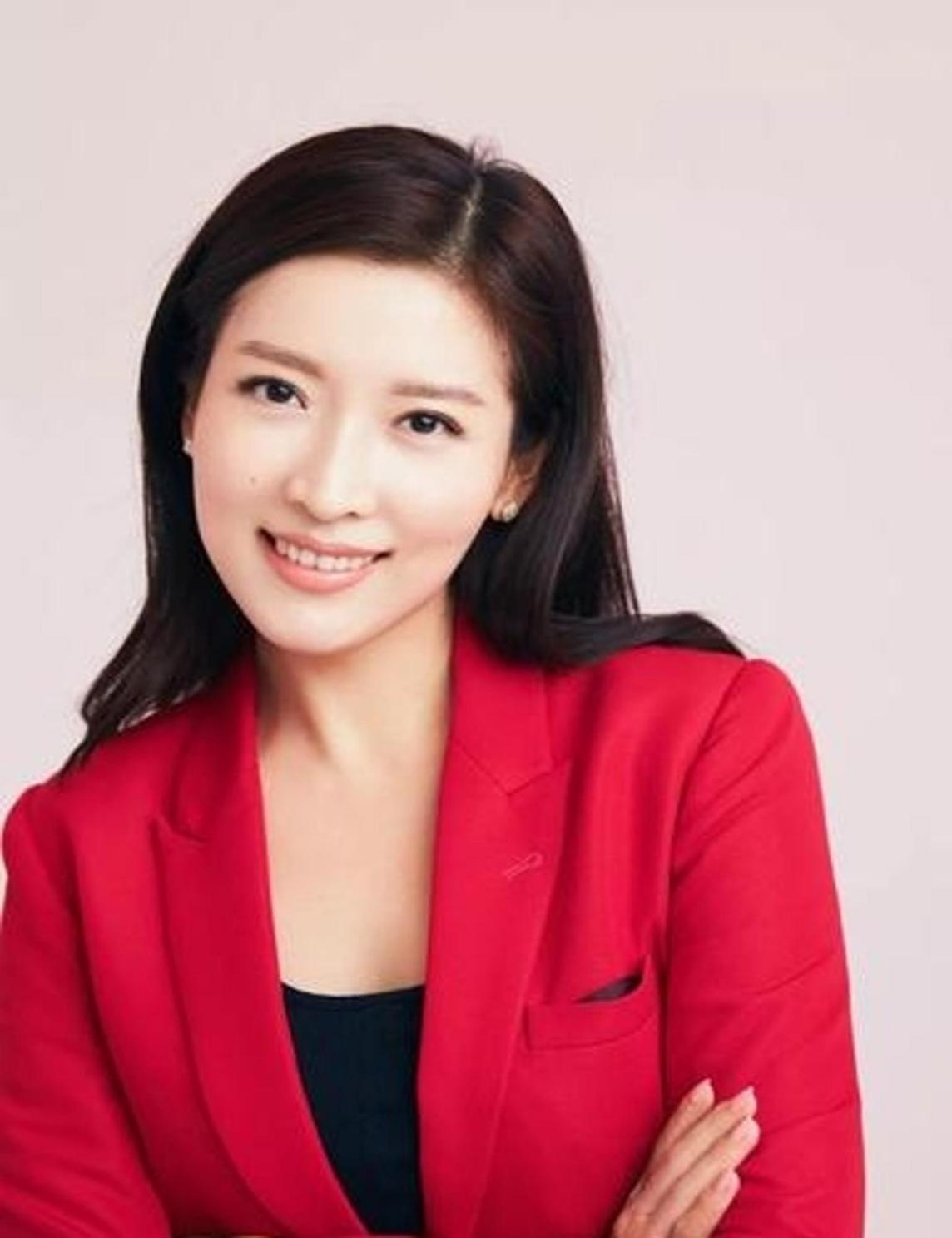 Hosting: The Charm and Colorful Career of Female Hosts - iMedia