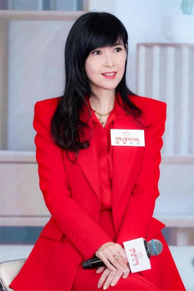 56-year-old Zhou Huimin took photos in the early morning to show off ...