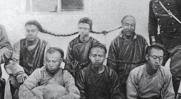Why did people in the Qing Dynasty shave their hair in front and leave ...