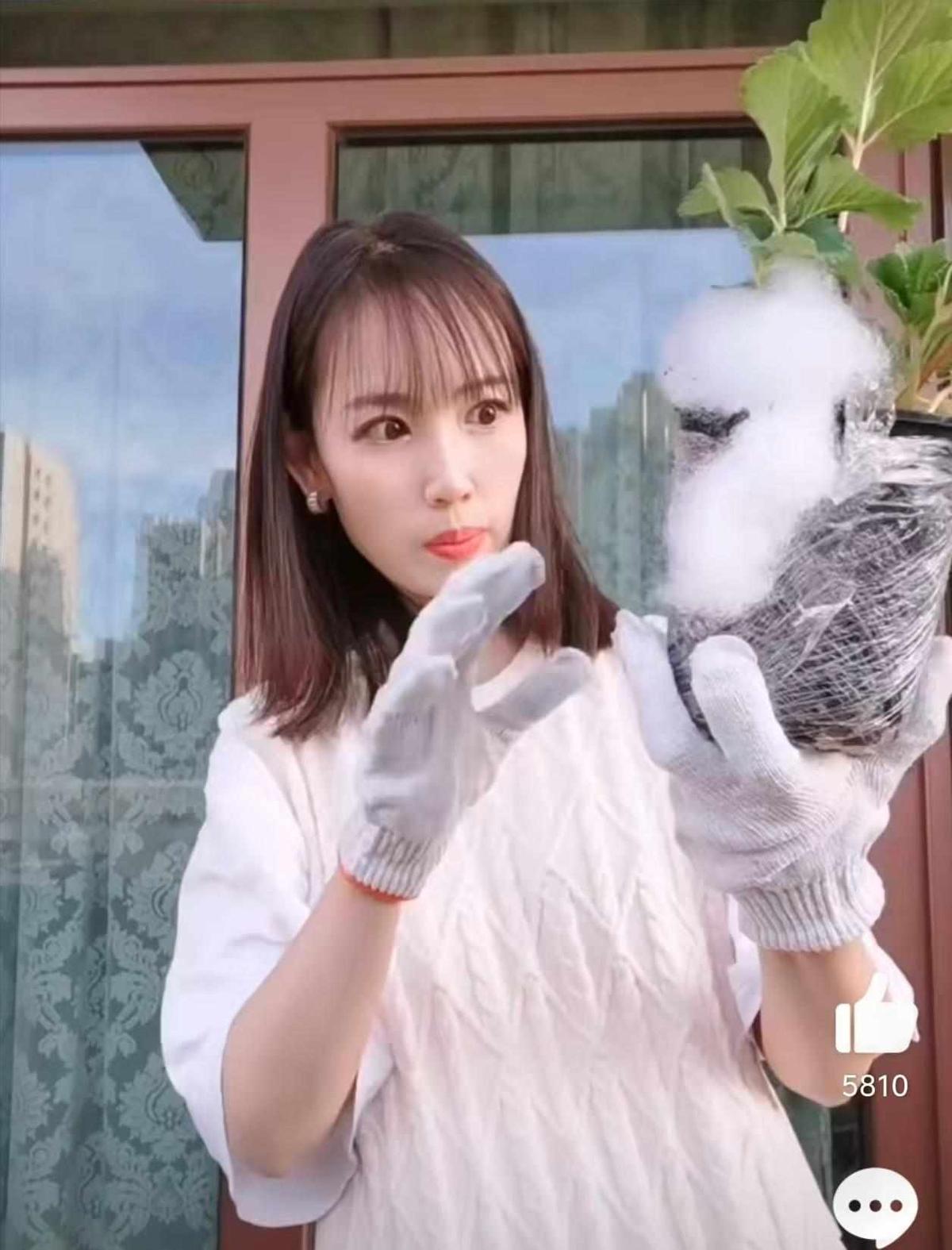 Ma Rong has been living abroad for 7 years. She spends a lot of time ...