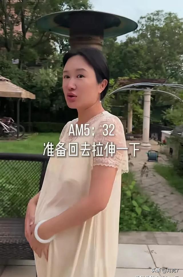Du Xinglin shows her happiness, Zhang Jizhong holds her belly with his ...