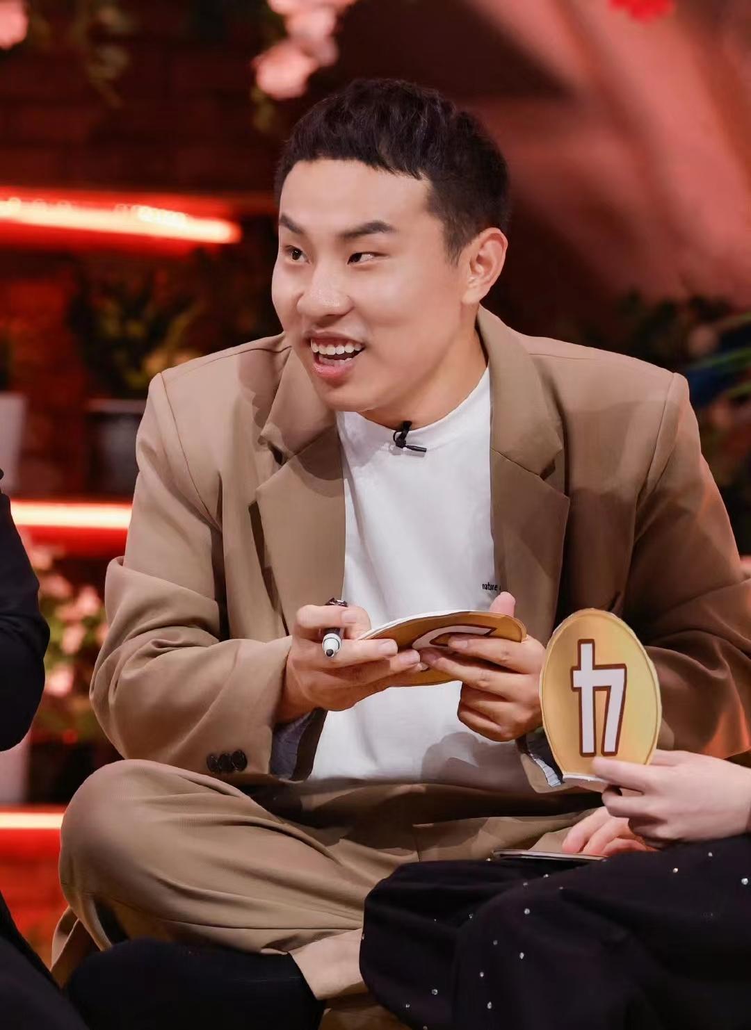 Is Xu Zhisheng being roped in to play the male lead, or is he embarrassment to the stylist? - iMedia