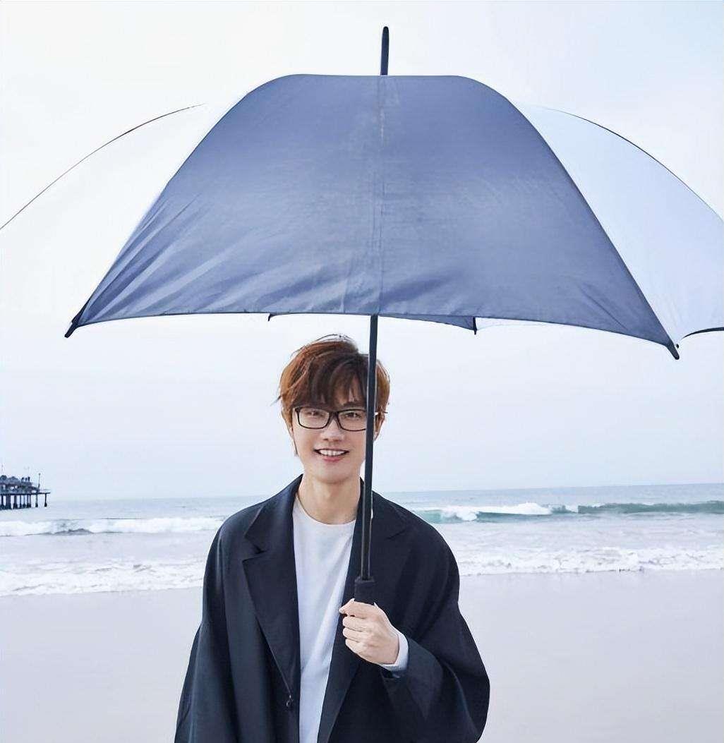 One sings for free, the other has been popular for more than ten years without giving any ...