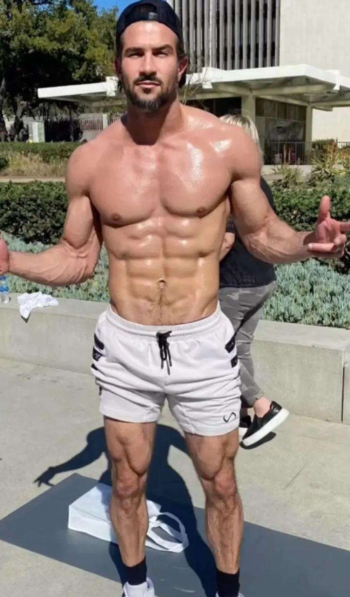 43-year-old Bryan Abasolo actually has ten pack abs! - iMedia