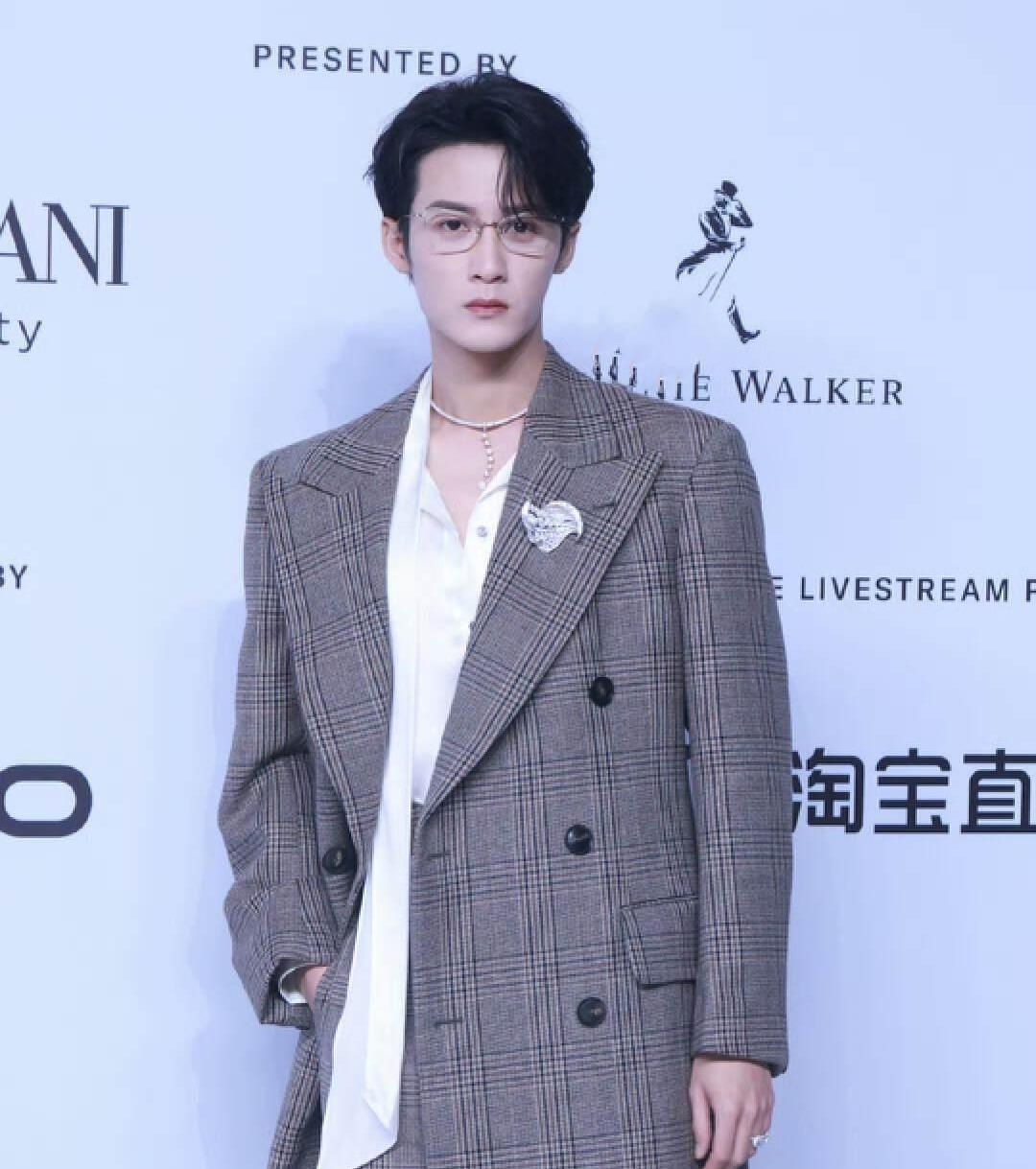 This night, 62-year-old Fei Xiang made people truly see what "top charm ...