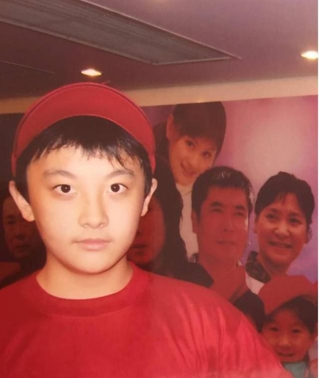 Big news! Niu Junfeng and Chen Ruolin are dating and dating at Universal Studios. It turns out ...