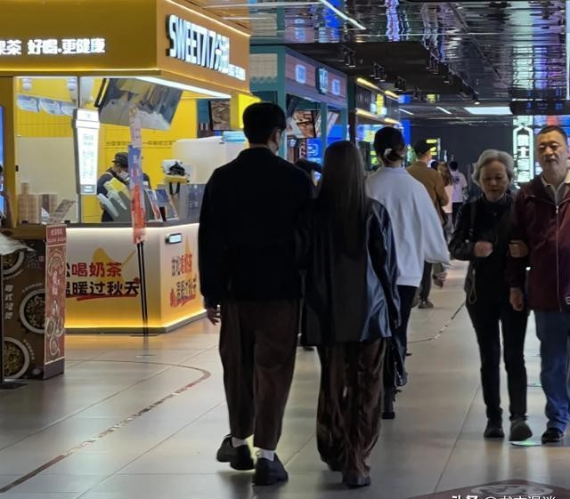 Li Ronghao and Rainie Yang were spotted shopping in Beijing. The couple ...