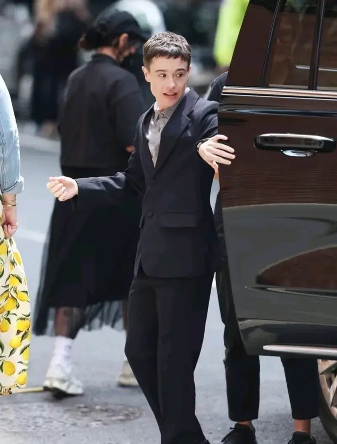 5 million views! Elliott reinvents himself as a goddess and Hollywood ...