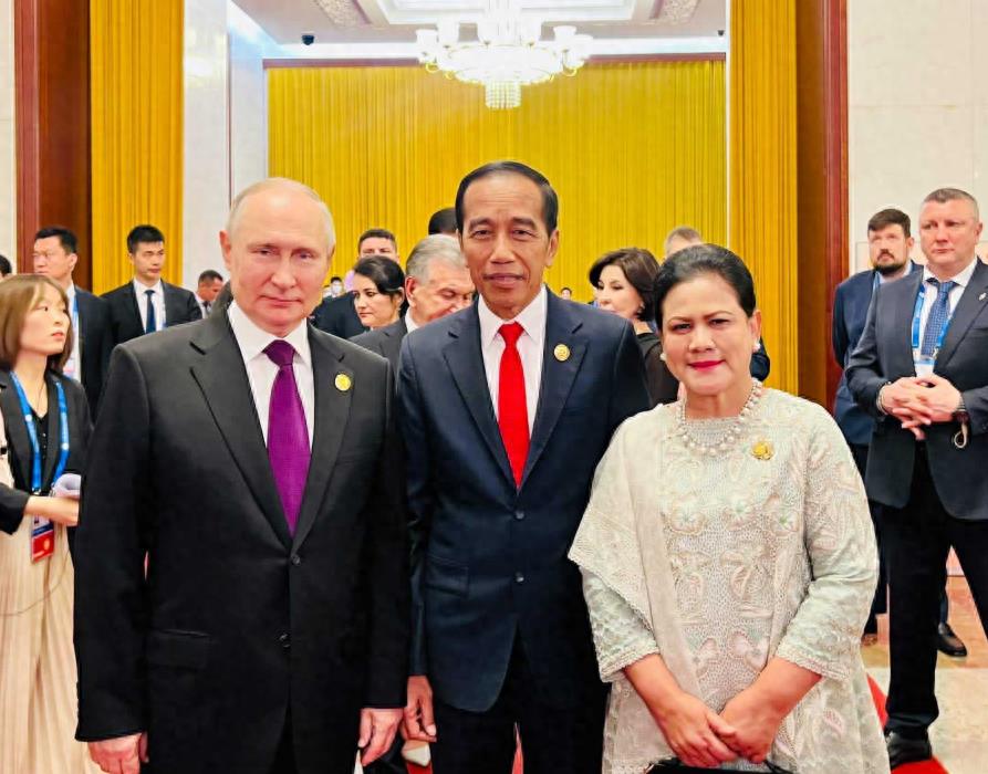 The Indonesian lady attended the welcome dinner, looked stunning in a ...
