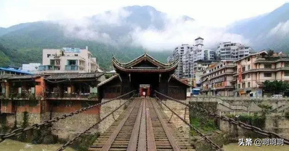 How did the ancients build a 40-ton iron chain across the Dadu River ...