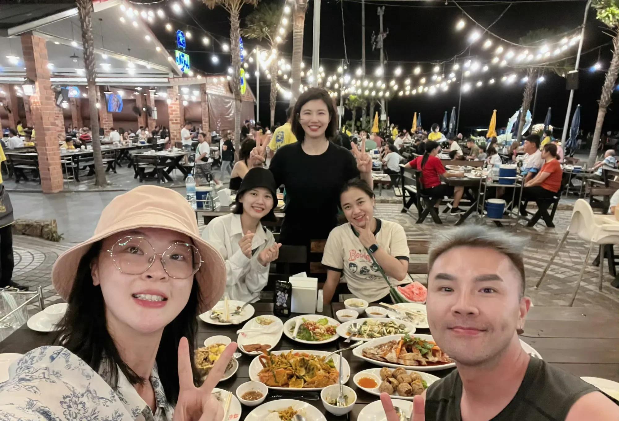 Feng Kun entertained Hui Ruoqi at a banquet in Thailand. After not ...