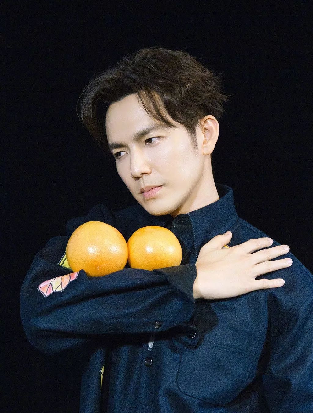 Ju Jingyi is single and busy filming, Zhong Hanliang is low-key and ...