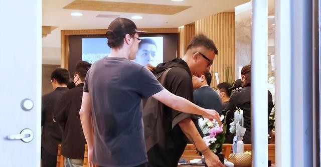 Photos of Wang Jianmin's farewell ceremony revealed: Chen Weiming bid farewell in tears, and his ...