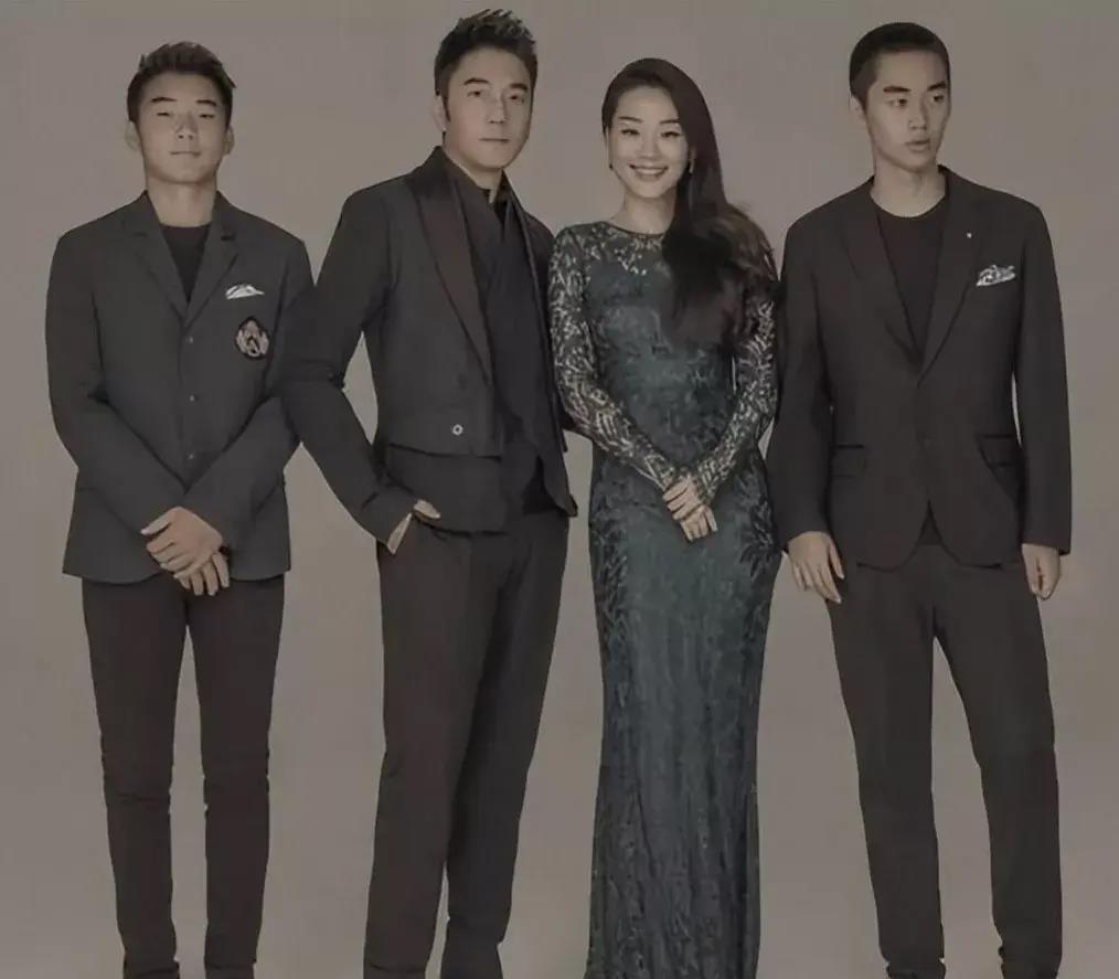 Lin Yilun takes his son to the amusement park. 24-year-old Lin Zixuo is ...