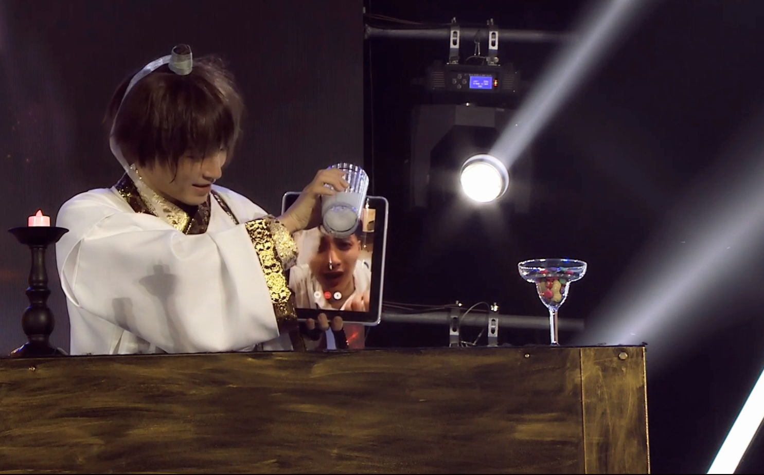 Good guy! Chen Yitian actually threw milk at Han Chengyu - iMedia