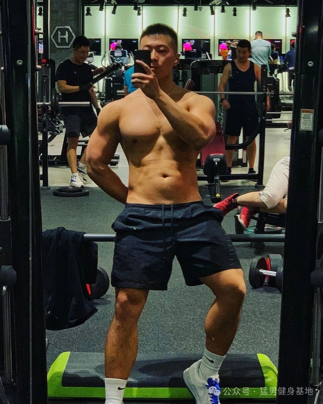 Gary: The ultimate display of mature charm, sunny and handsome under a ...