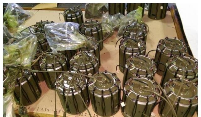 Surrounding tanks with mines, the MV-3 anti-tank rocket launcher takes ...