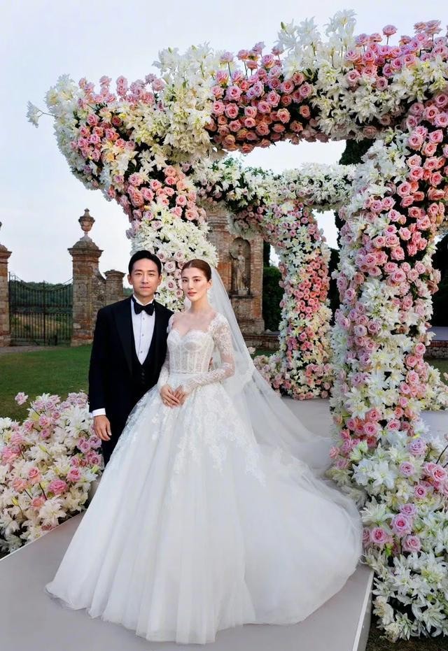 Beautiful! Wu Qianyu and Shi Boxiong kissed sweetly at the wedding, and had been in love with ...
