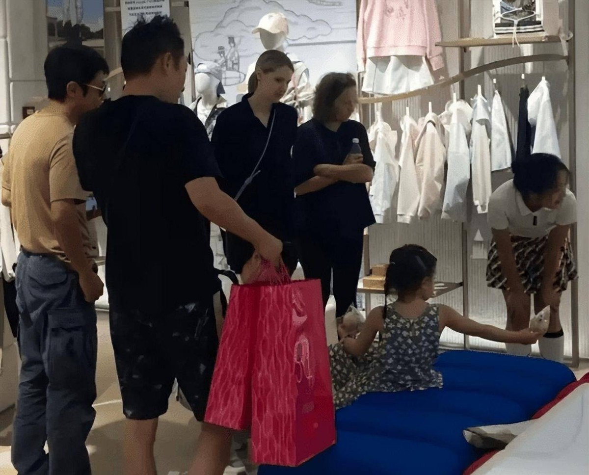 Sa Beining's family of four went out shopping. The mixed-race twins are ...