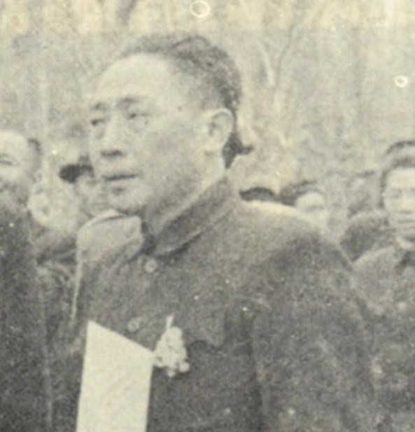 In 1966, Shen Zui visited Li Zongren's home and bowed deeply as soon as ...