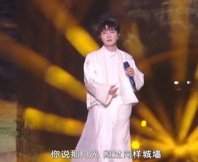 At the Mid-Autumn Festival Gala, the best male singers were Zhou Shen ...