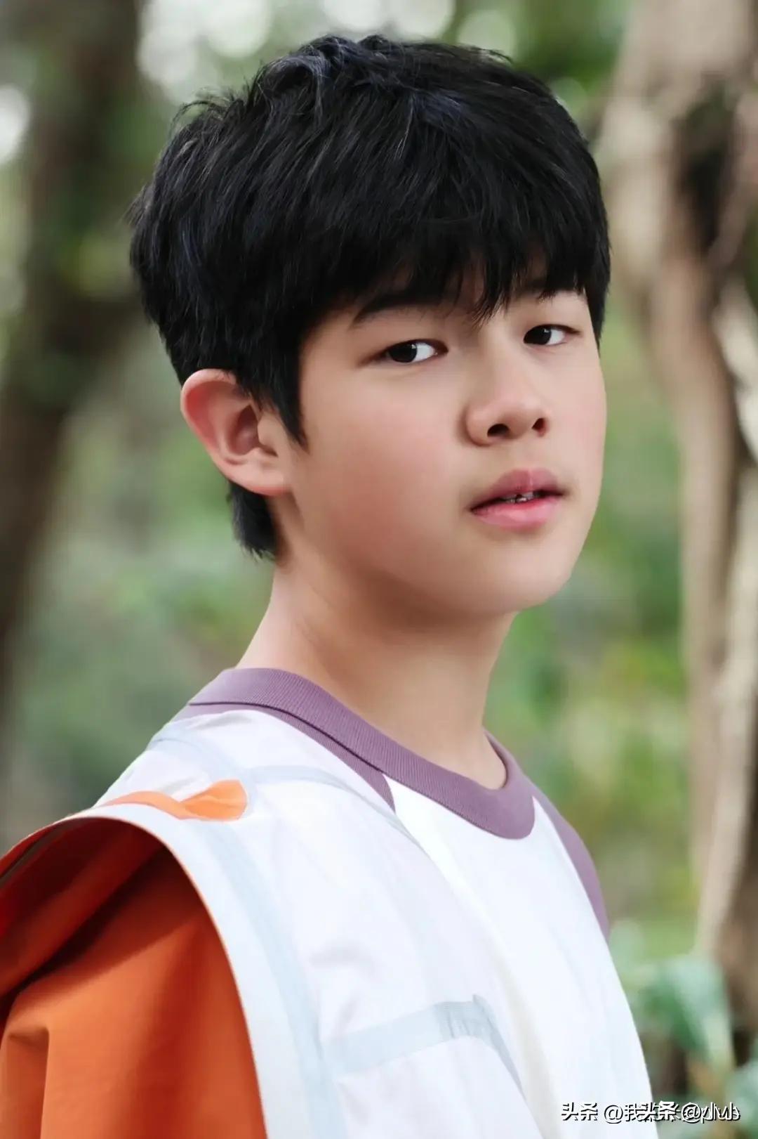 Sha Yi's family checked into Huangguoshu Waterfall. 13-year-old Anji is ...