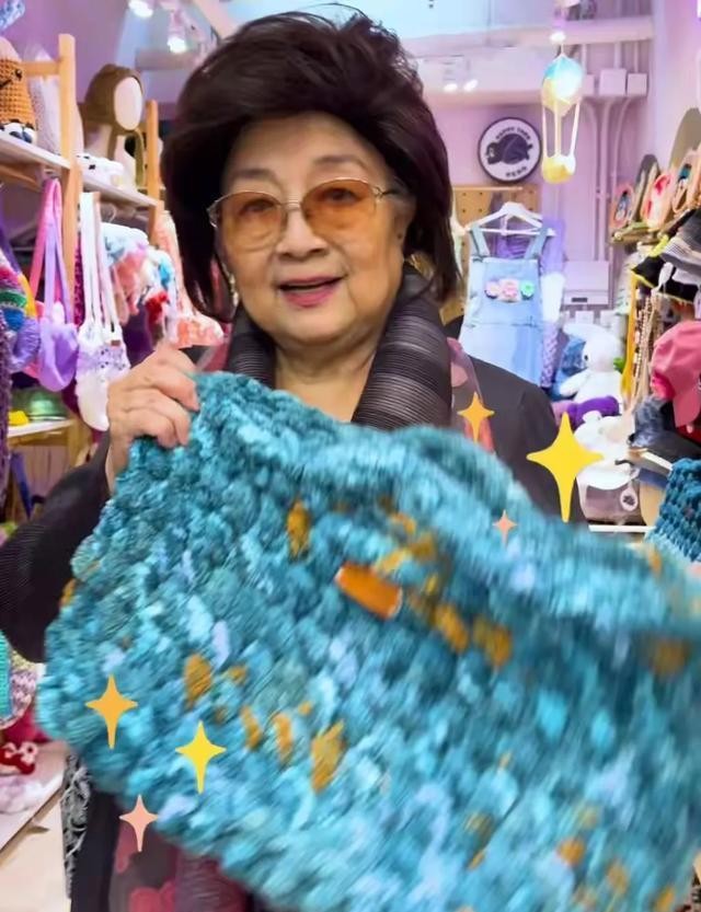 ‌75-year-old singing queen Xu Xiaofeng rarely appears, still as charming as ever‌ - iMedia