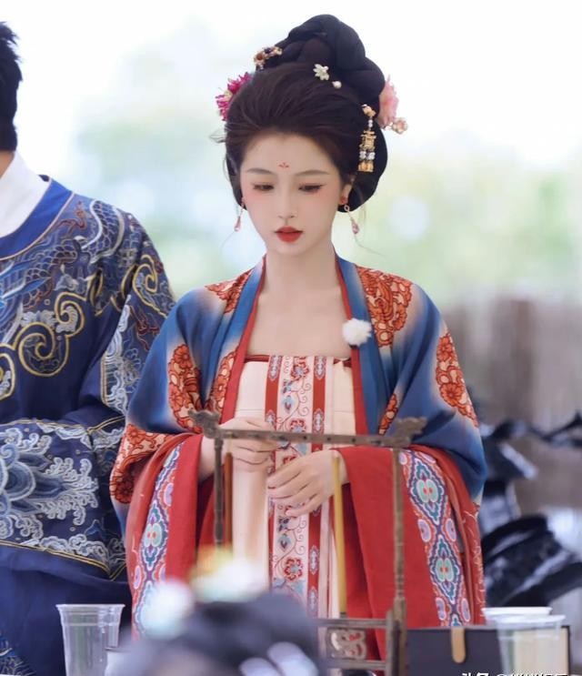 A big PK of Hanfu in Chinese restaurants: Jiang Yan's gentleness and ...