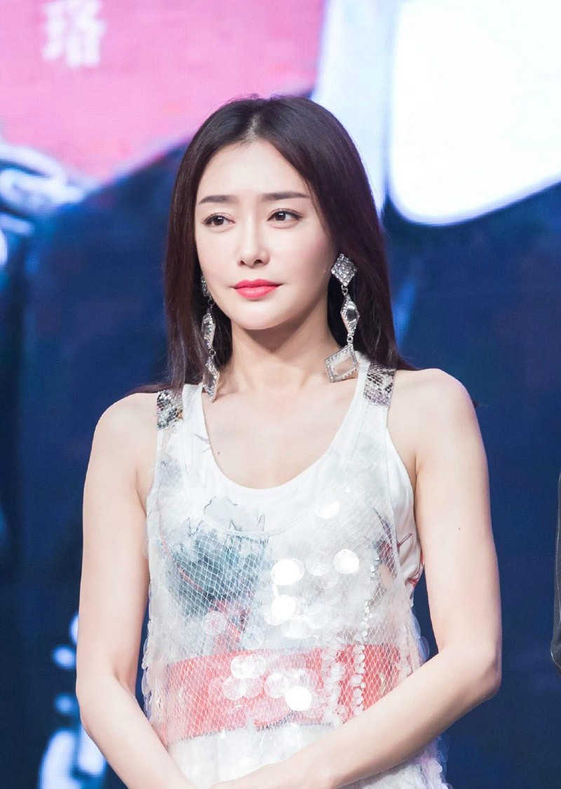 How beautiful is Qin Lan at 45? Her waist is a "deadly knife" and her ...