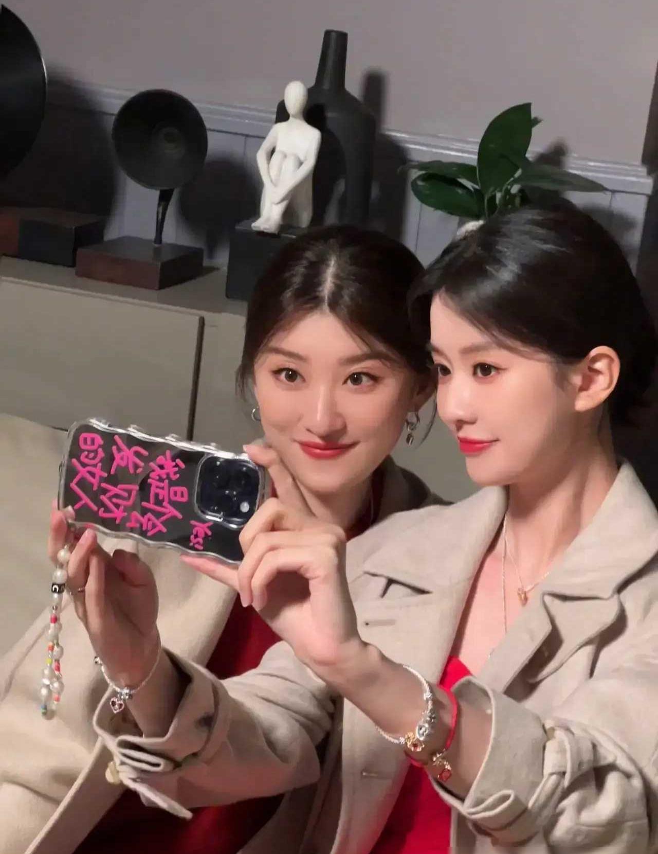 Qiao Xin shared a photo with her sister Qiao Xue. They look similar and ...