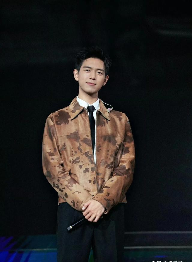 CCTV Mid-Autumn Festival Night, 41-year-old Tang Yan's elegant and ...